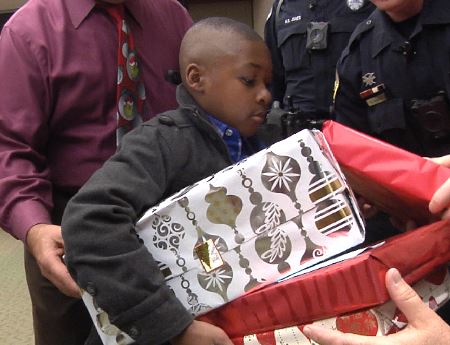 Blue Angel Tree: Police help local children with Christmas presents ...